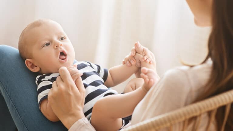 Quand l’enfant commence à parler : tout savoir sur les premiers mots et ...