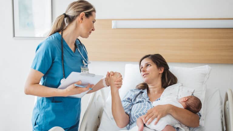 Hémorragie post-partum : fréquence, causes et prévention - Info Utiles