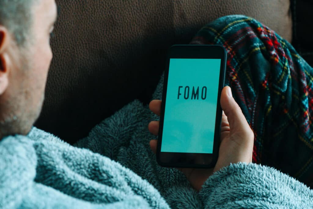 FoMO (Fear of Missing Out) : définition et conseils pour s’en sortir ...