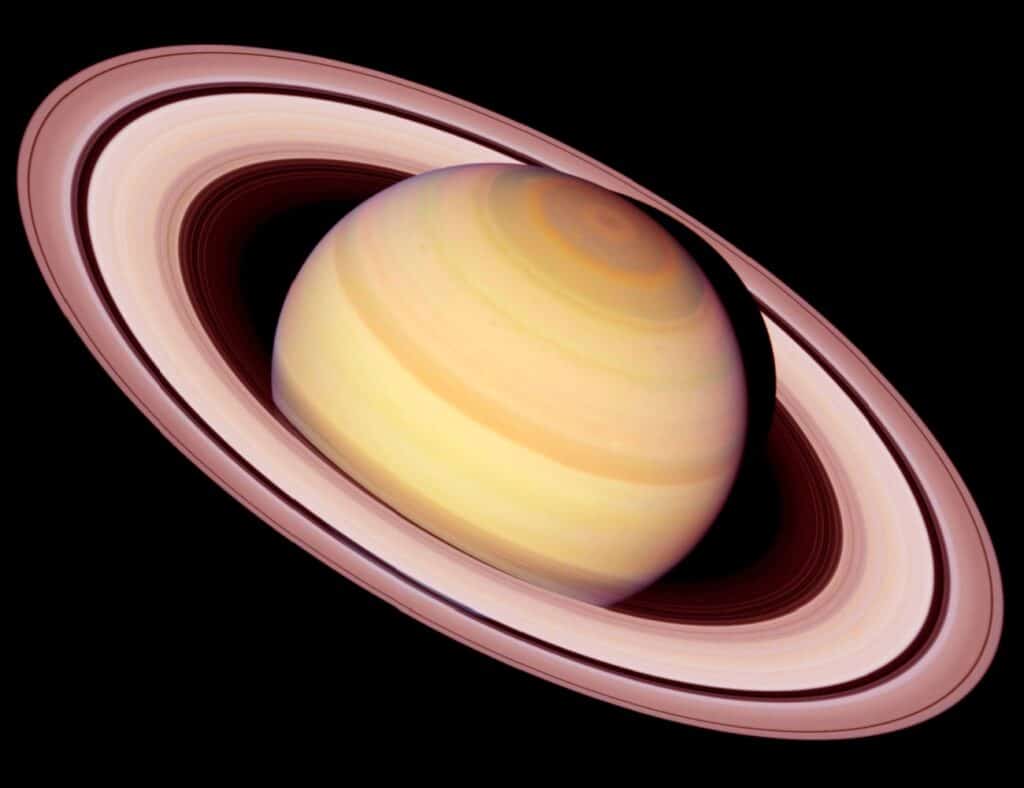 Les anneaux de Saturne ne s'arrêtent pas là où l'on pensait - Info Utiles