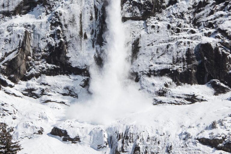 Avalanche de neige : définition, formation et conseils de sécurité ...